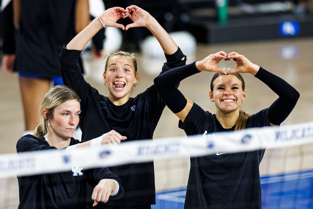 Volleyball Practice Photo Gallery – UK Athletics