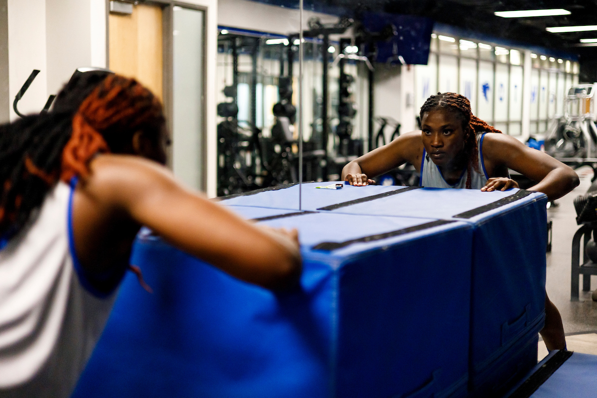 Women’s Basketball Team Lifting Photo Gallery – UK Athletics