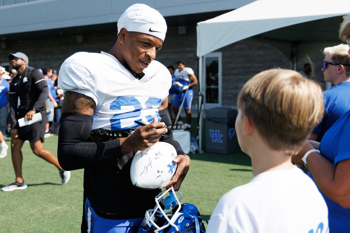 Football Fan Day Photo Gallery – UK Athletics