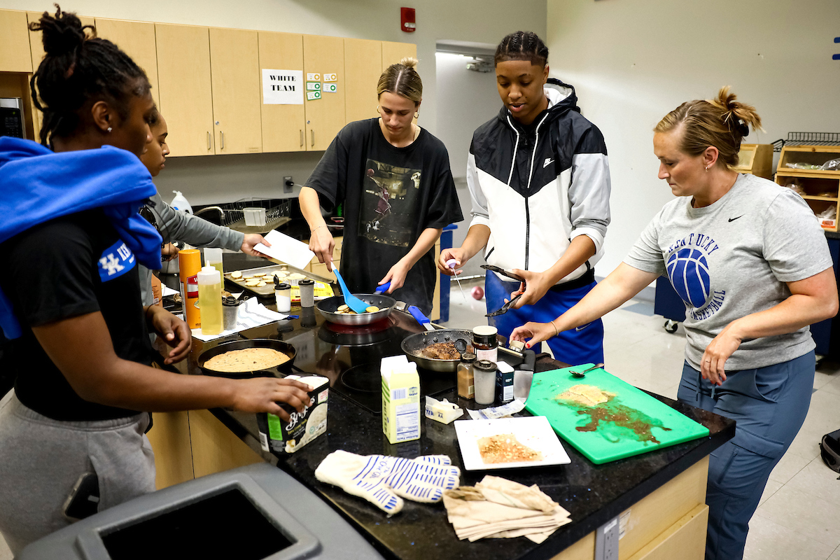 Women’s Basketball Cooking Photo Gallery – UK Athletics