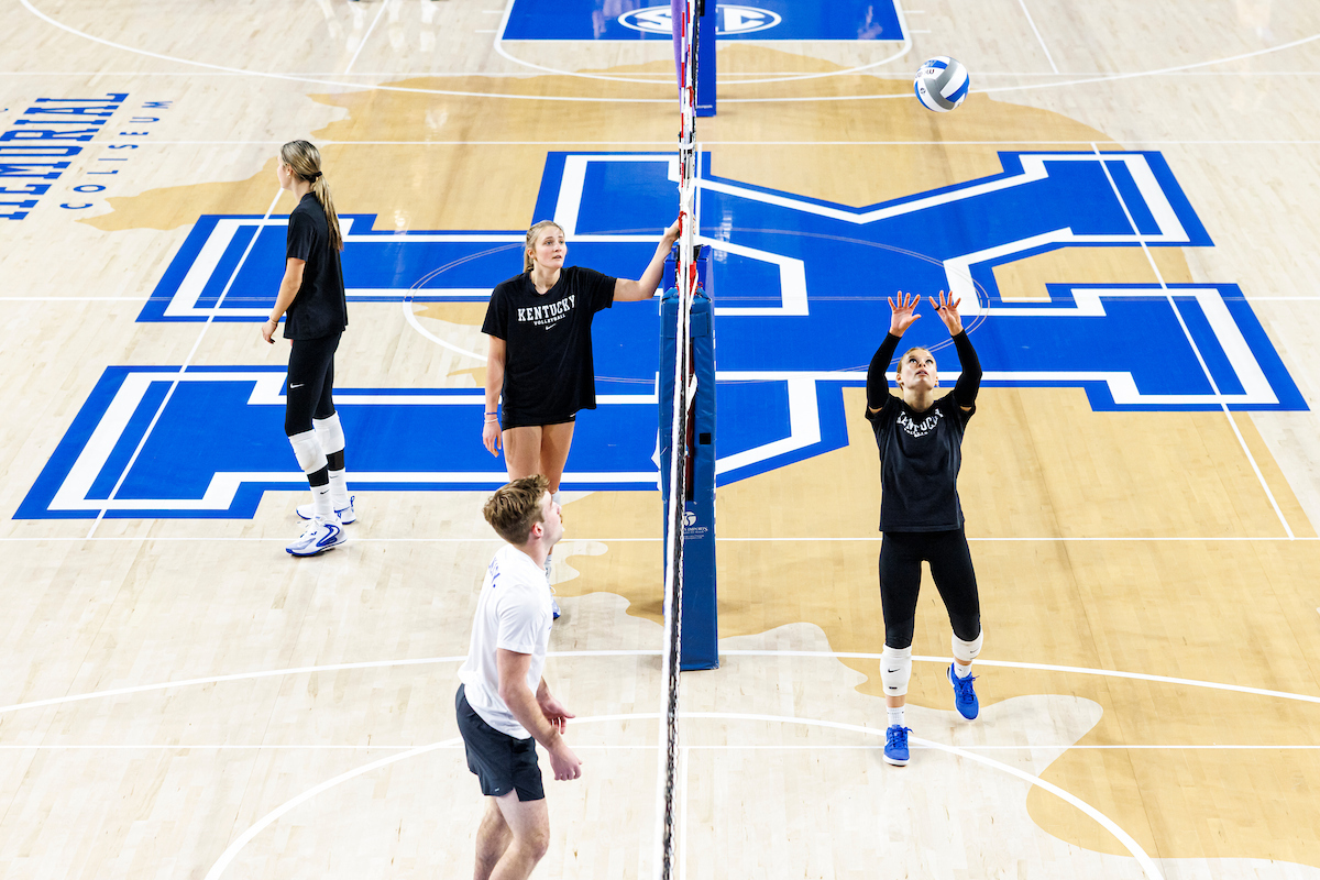 Volleyball Practice Photo Gallery – UK Athletics