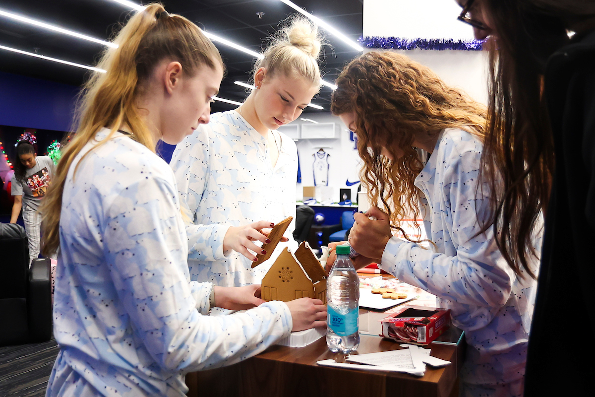 Women’s Basketball Holiday Party Photo Gallery – UK Athletics