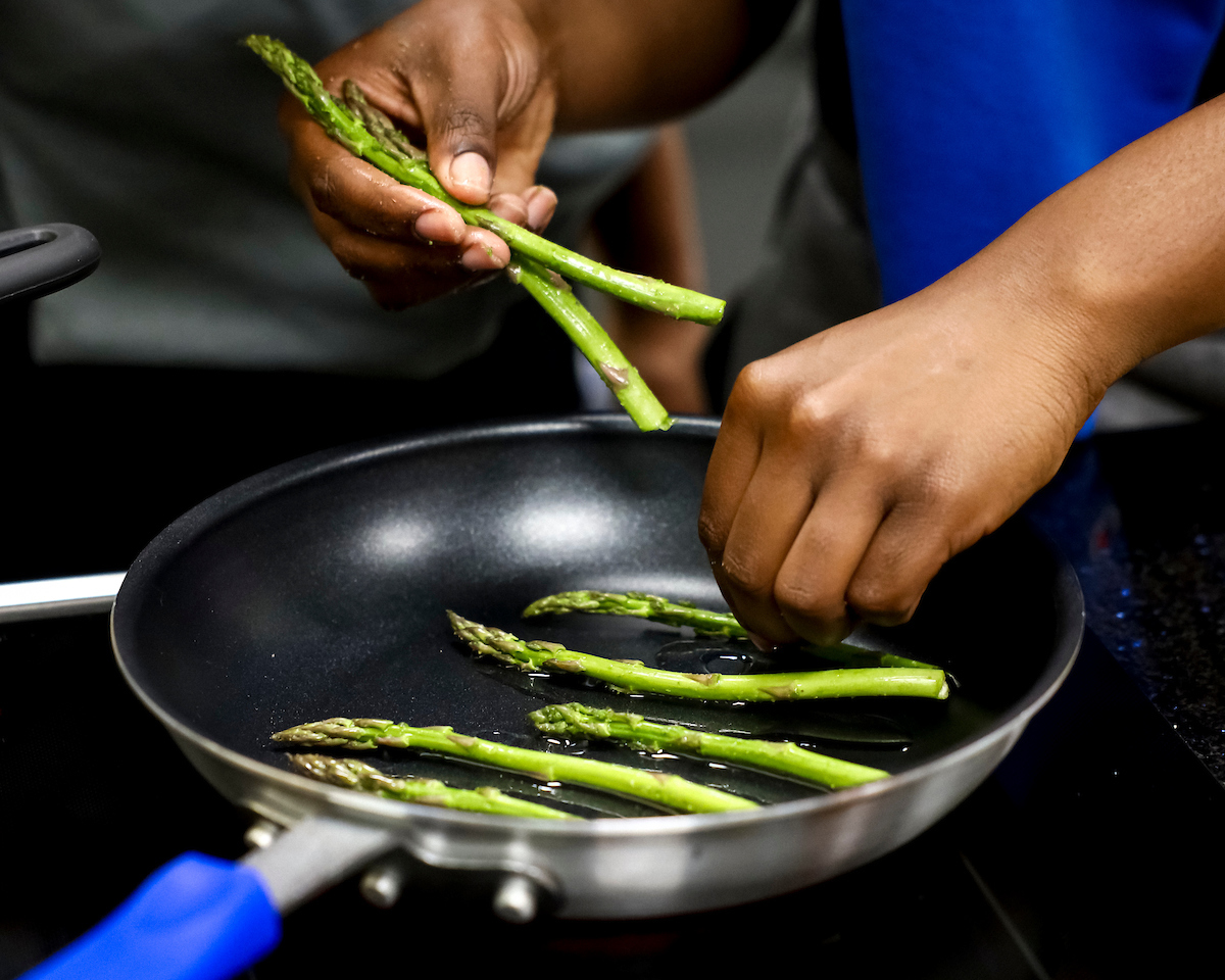 Women’s Basketball Cooking Photo Gallery – UK Athletics