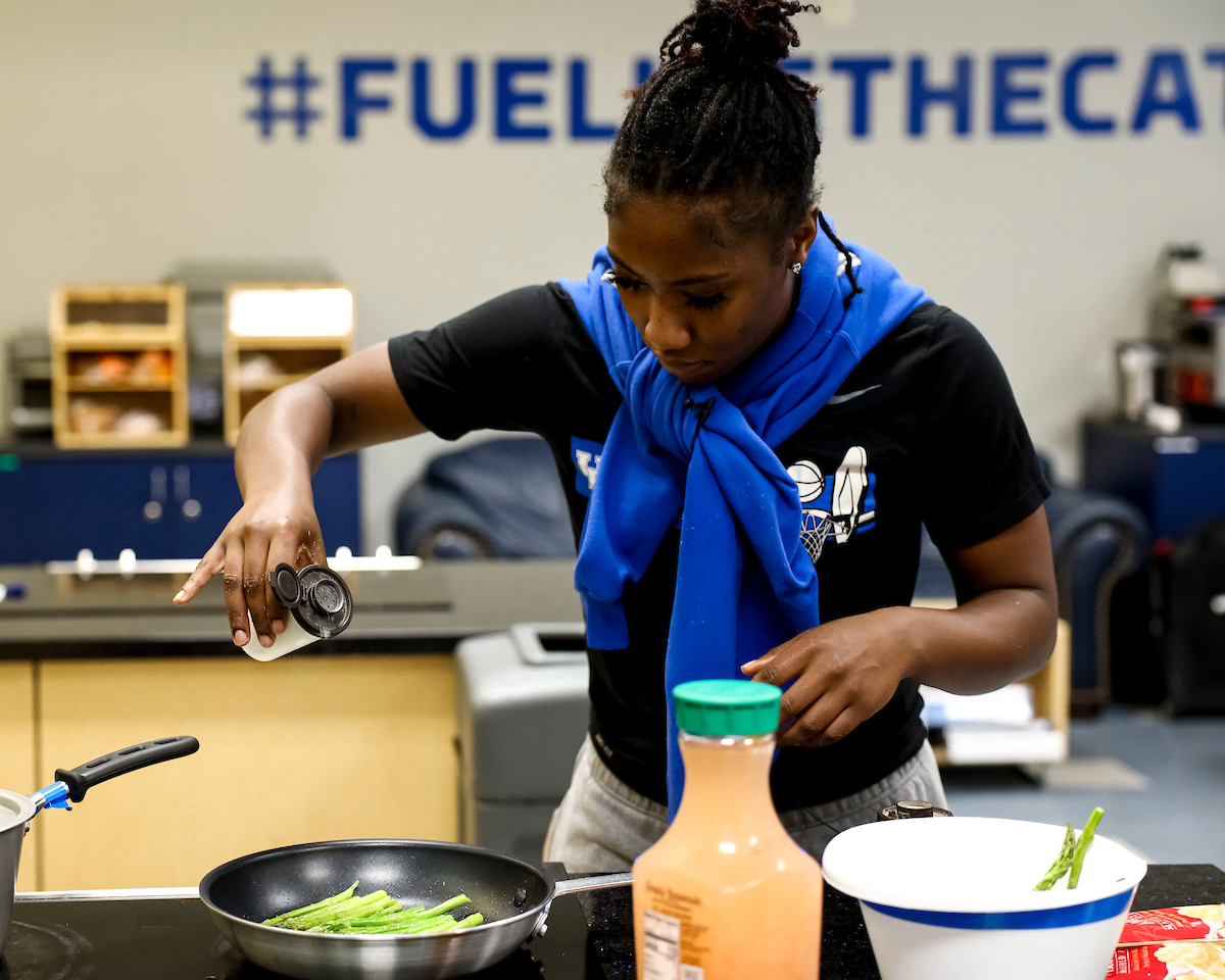 Women’s Basketball Cooking Photo Gallery – UK Athletics